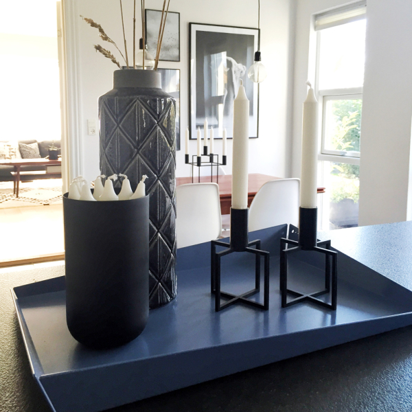 Smukke og enkle design lysestager i sort metal · Fragt 0 kr.